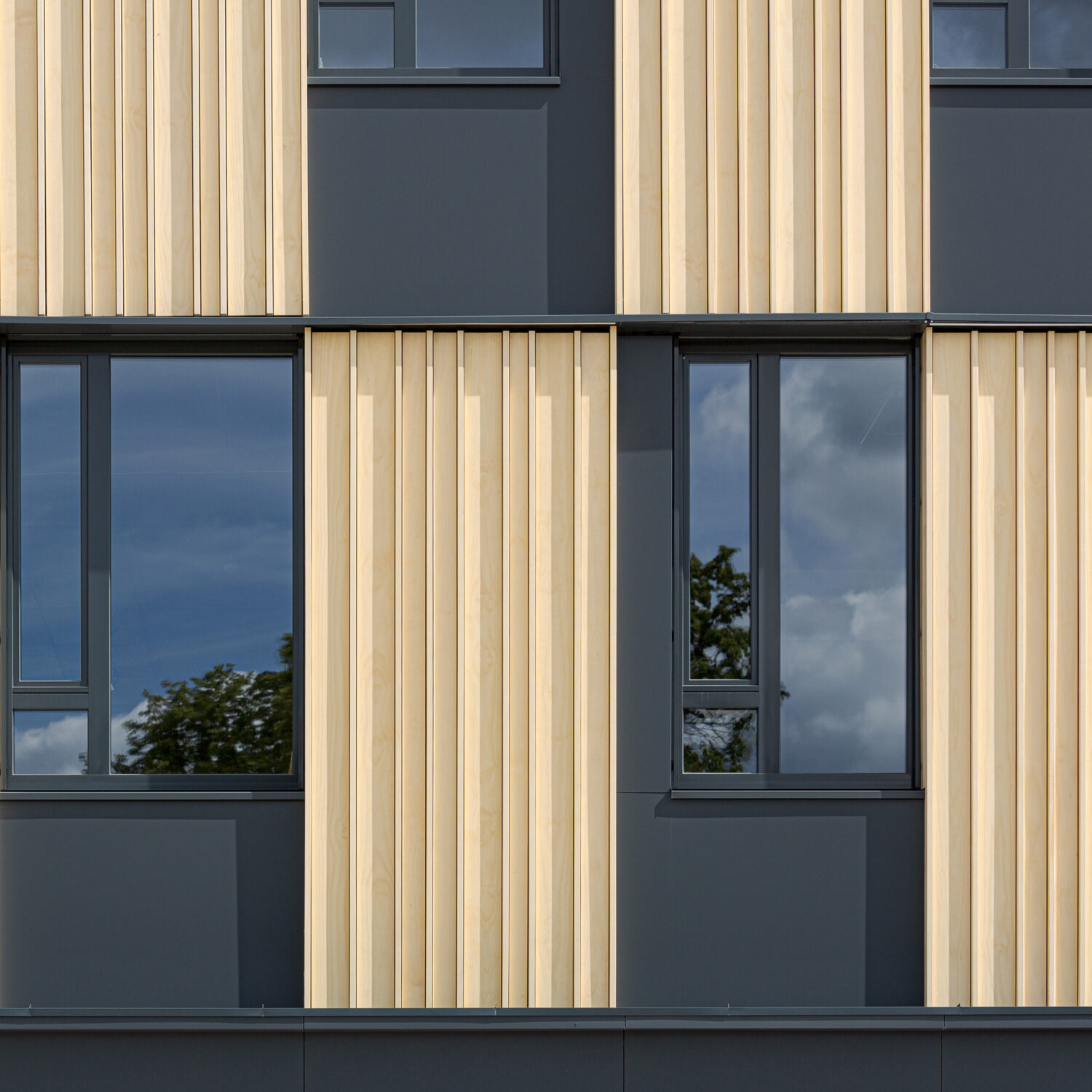 Accoya utilisé pour la façade en bois de Mežaparka birojs à Riga