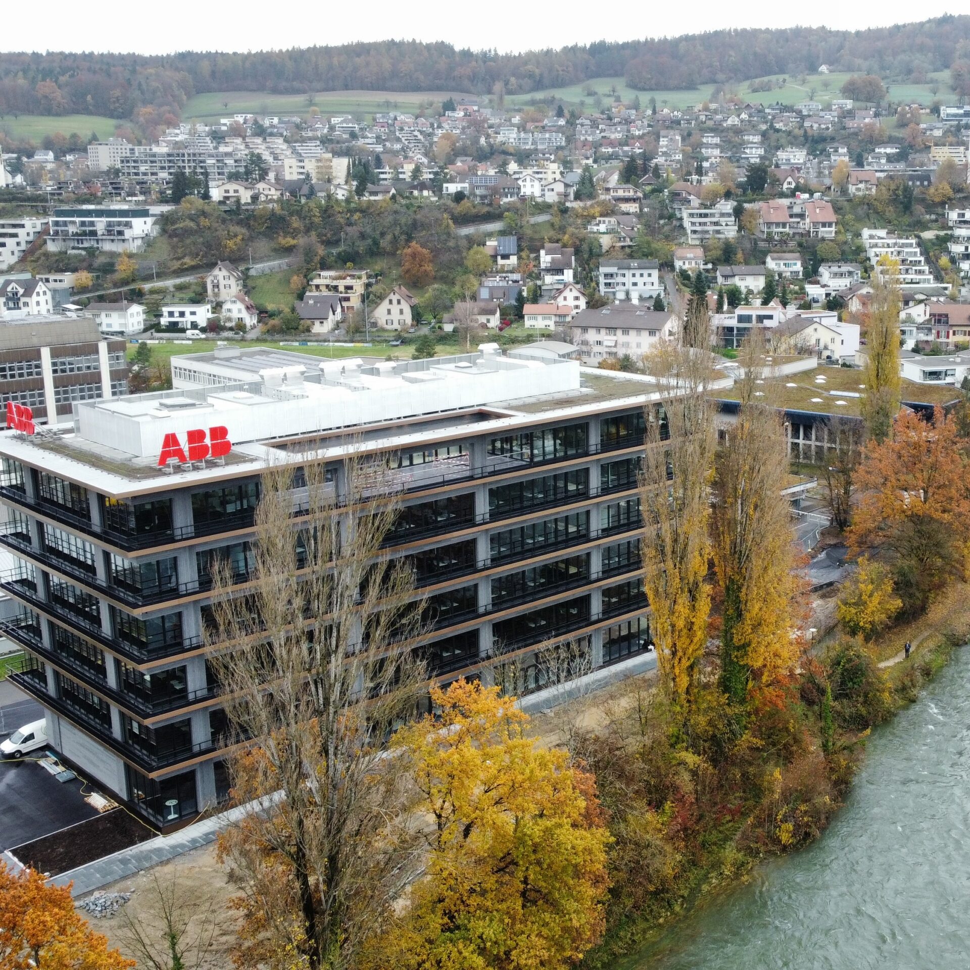 Fassadengestaltung mit Accoya Color Grey | ABB Gebäude