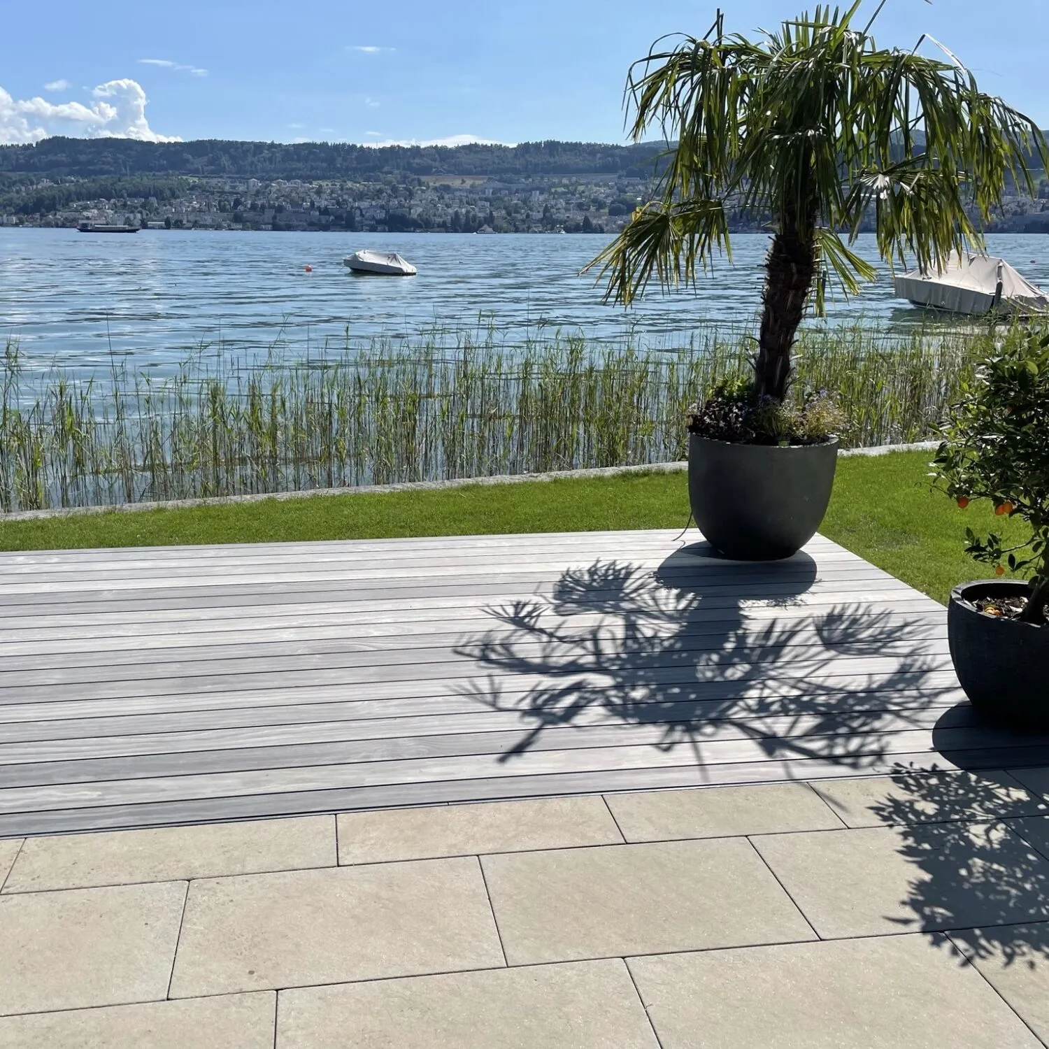 Gartenanlage und Steg mit Accoya Color Grey Terrassendielen